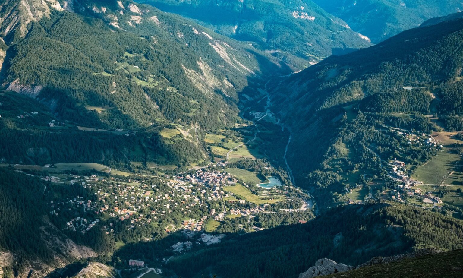 Allos, un village pour profiter de la montagne en été et en hiver